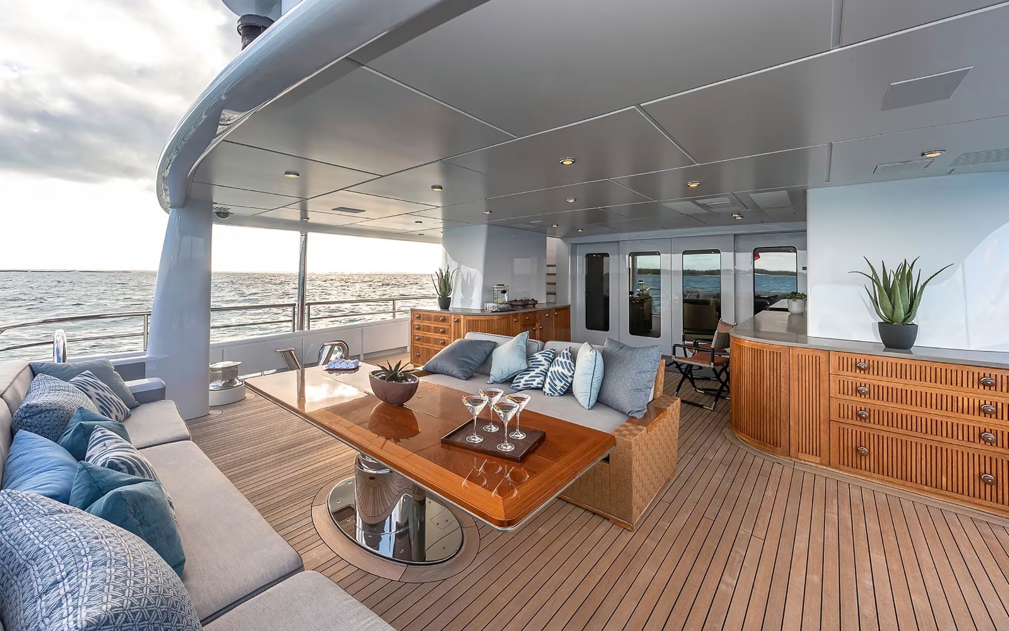 Lind Yacht Charter super yacht for charter from 285 000 € per week ...