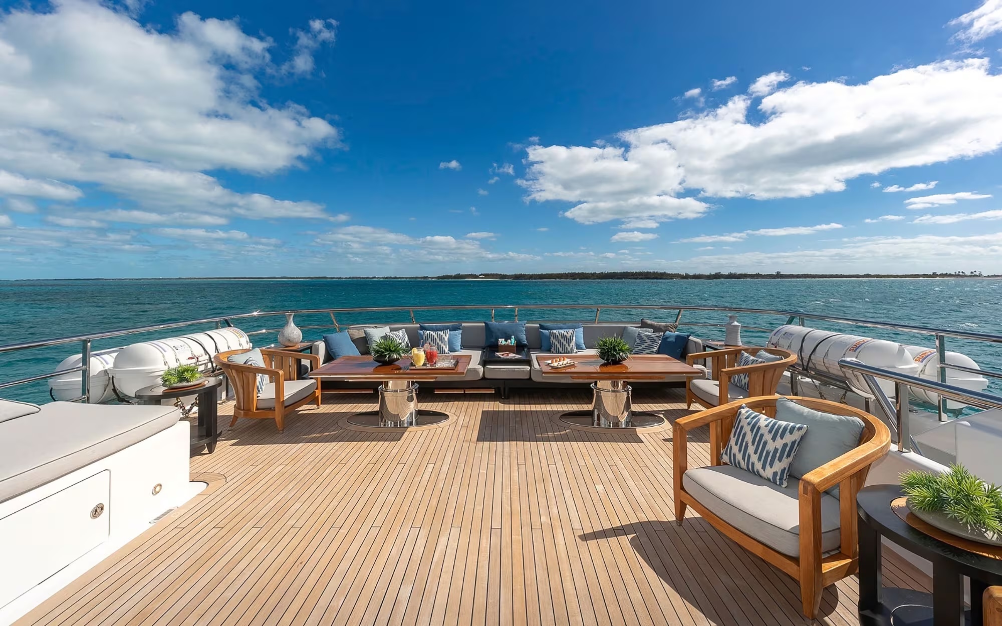 Lind Yacht Charter super yacht for charter from 285 000 € per week ...