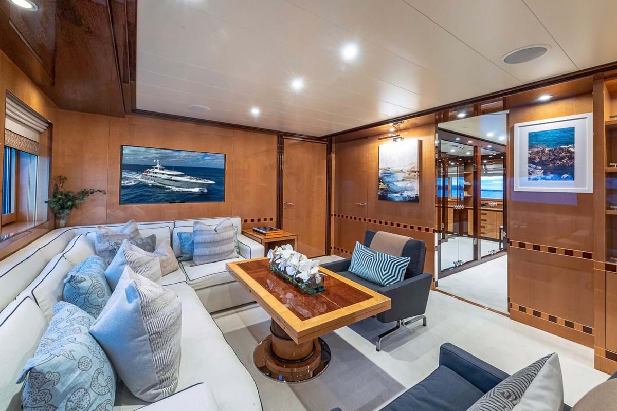 Lind Yacht Charter super yacht for charter from 285 000 € per week ...