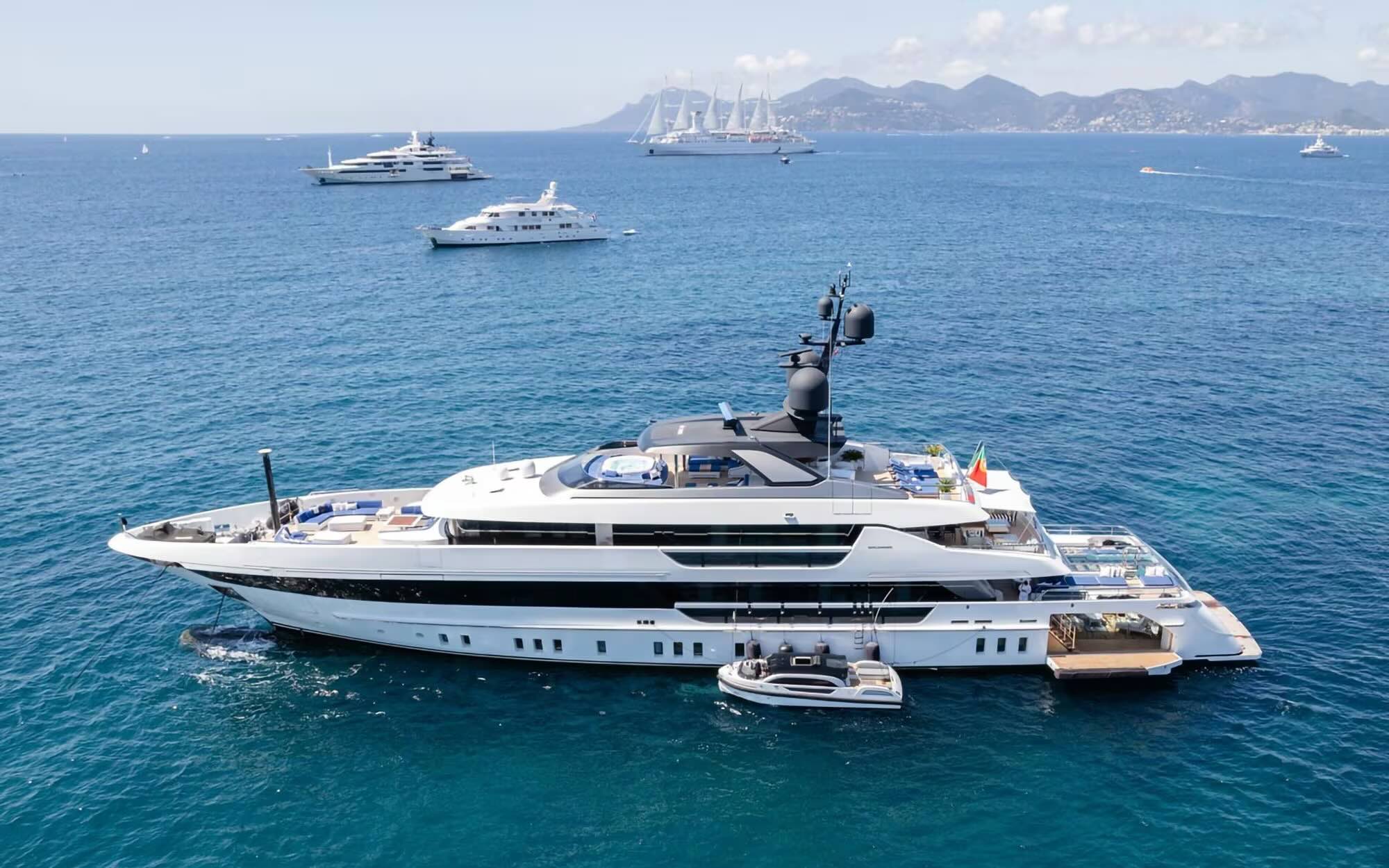 Alulim Yacht Charter super yacht for charter from 300 000 € per week ...